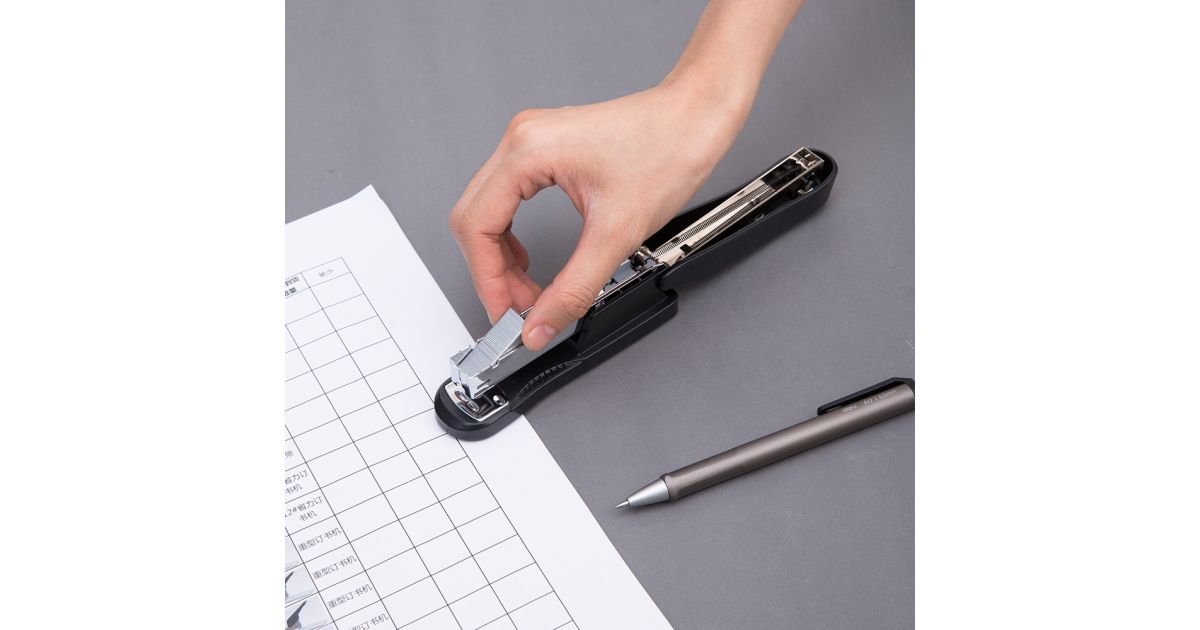Stapler 24/6 Deli · Stationery